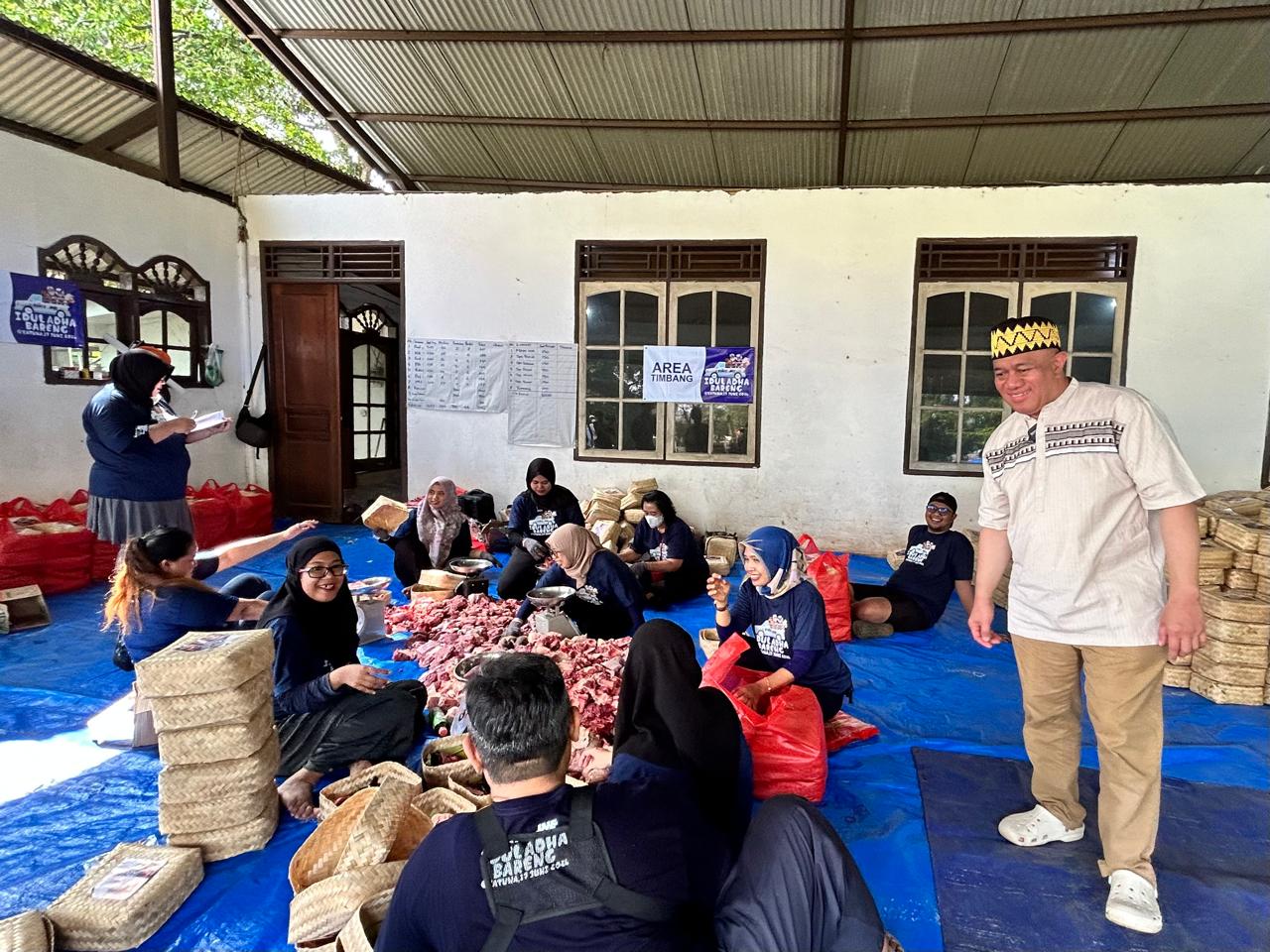 JNE dan TIKI Bagikan Daging 118 Hewan Qorban - Portal Jateng