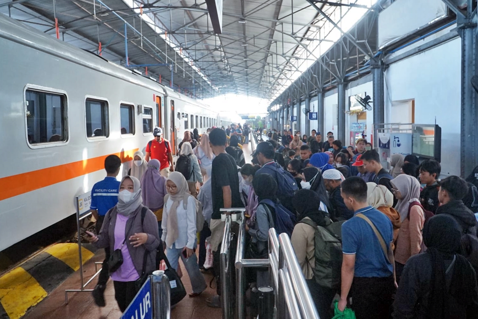 Pulang Kampung Sambut Ramadan, Ribuan Penumpang Pilih Naik Kereta KAI ...